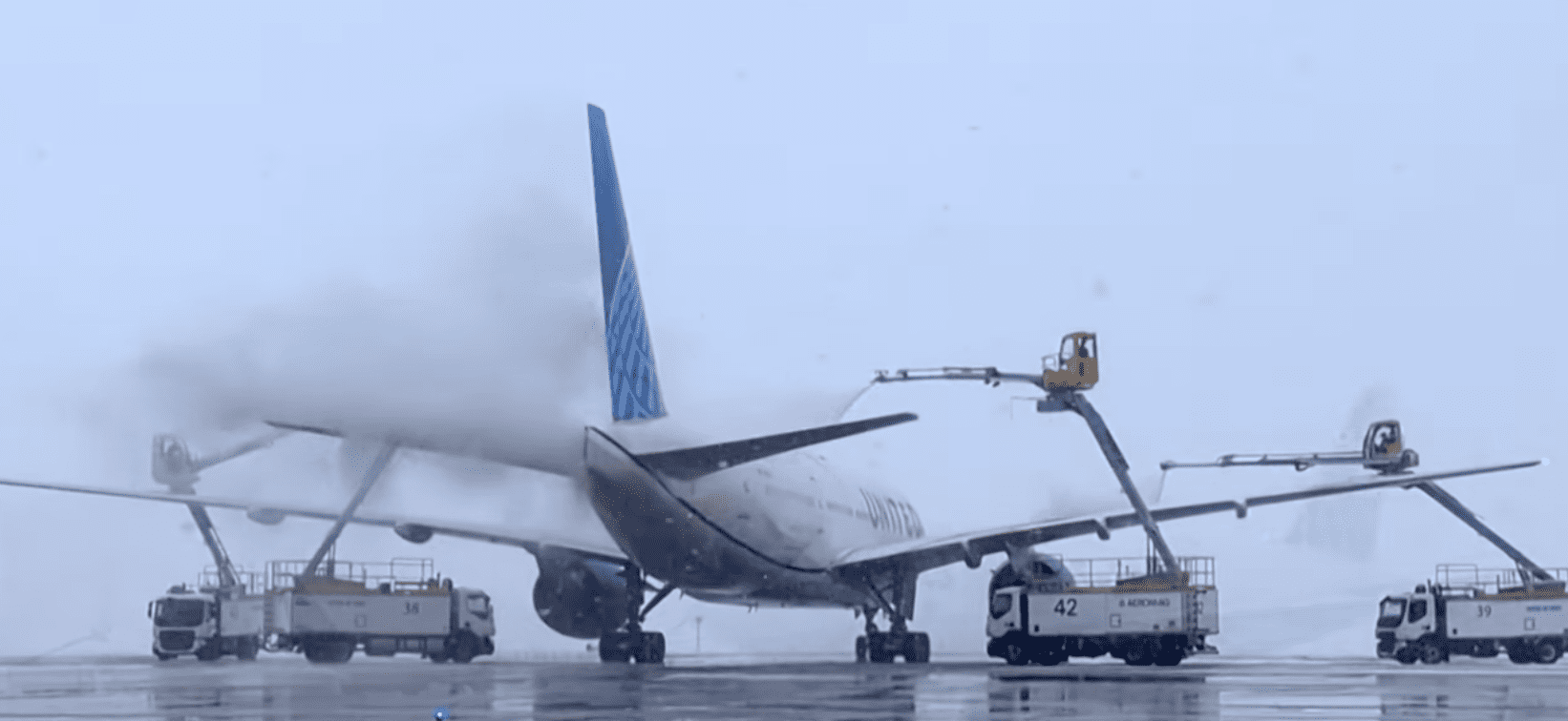 How Does Plane De Icing Work? An Inside Look at the Process That Keeps ...